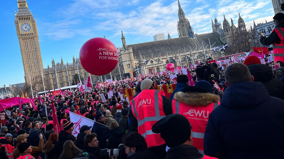 Fire down below: Firefighters deliver massive mandate for strike – News ...